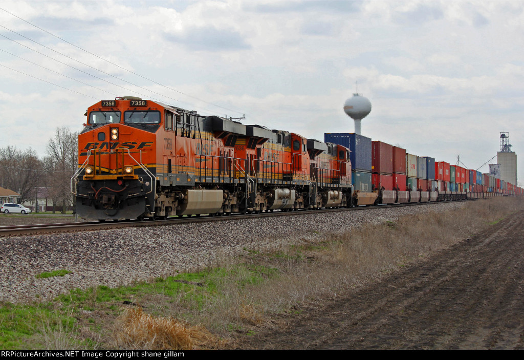 BNSF 7358 Leads the Q LACCXO1 Wb.